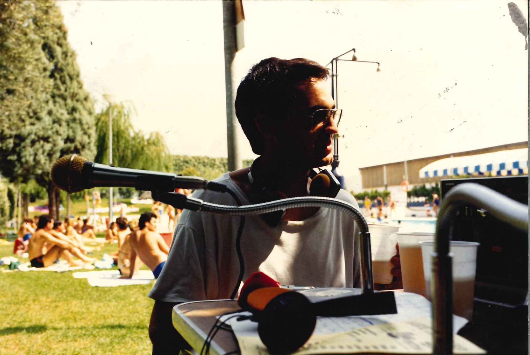 Marc Rodríguez, en directe des de la piscina. | 30 anys de Ràdio la ...